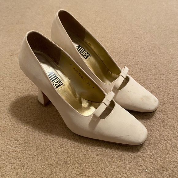 Allure | Shoes | Vintage Allure Cream Heels With Bow Detail Size 75 ...